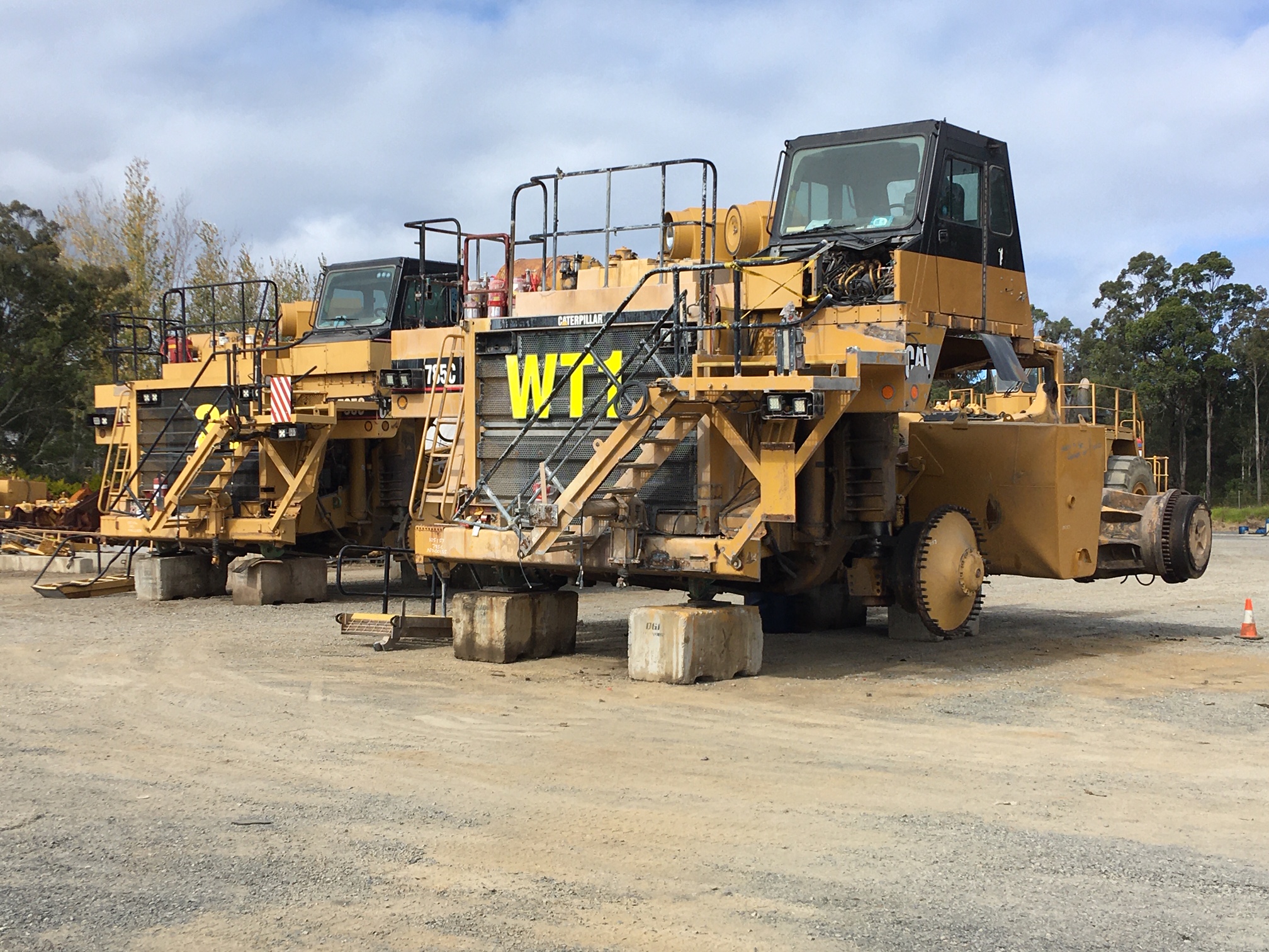 8 x Caterpillar 785C Trucks - DGI Trading